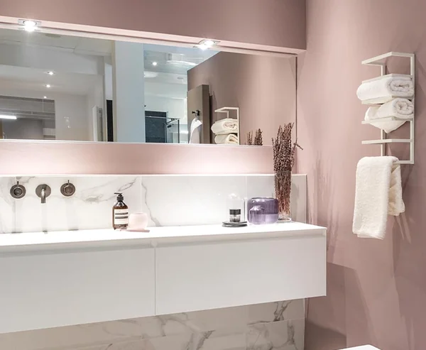 Roze badkamer met wit marmer - Badkamers Judith Willemsen