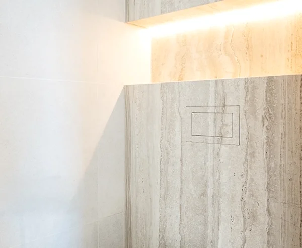 Badkamertrend: hidden flush button - Badkamers Judith Willemsen