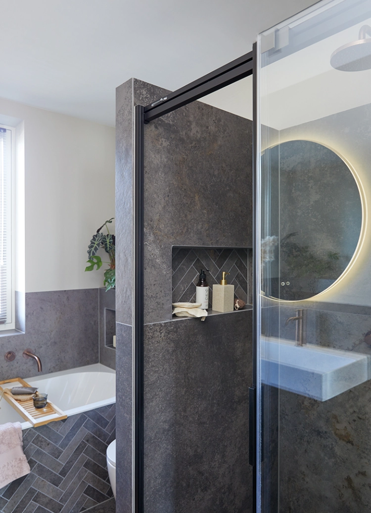 Kleine badkamer met bad - Baden+