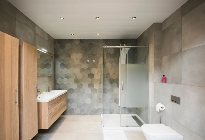 KS plafonds - luxe plafond in de badkamer - Tegels & Sanitair Hoogeveen