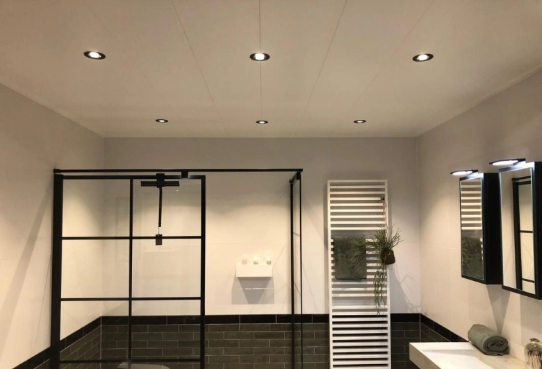 Stijlvol plafond in je badkamer - Schuurman Badkamers