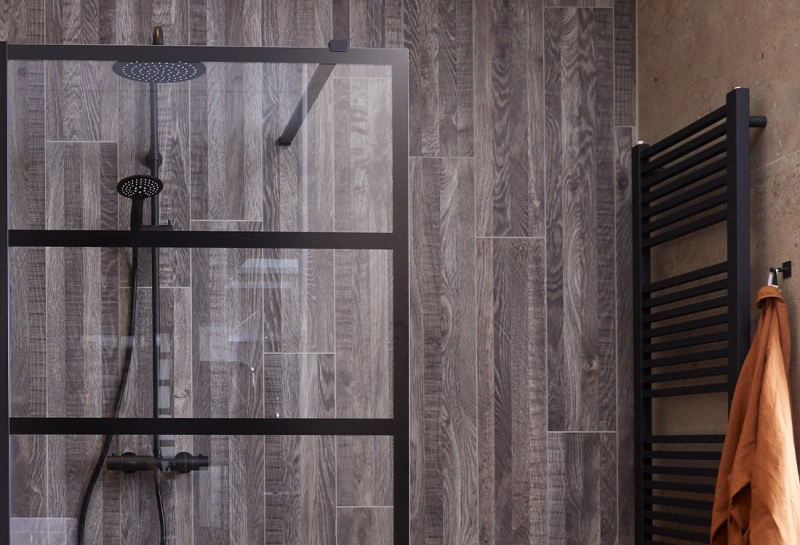 Badkamer met zwarte accenten - Eveleens Sanitair en Verwarming