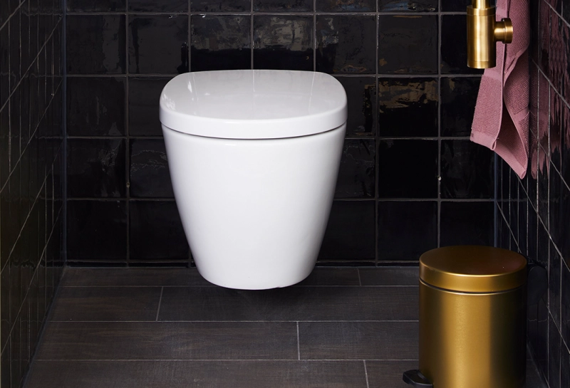 Toilet inspiratie: Wc met behang - Hoefnagel Tegels, Keukens en Sanitair