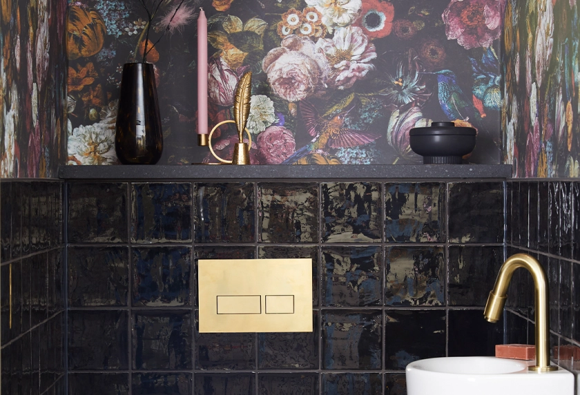 Toilet inspiratie: Wc met behang - Leenders Badkamers en Tegels